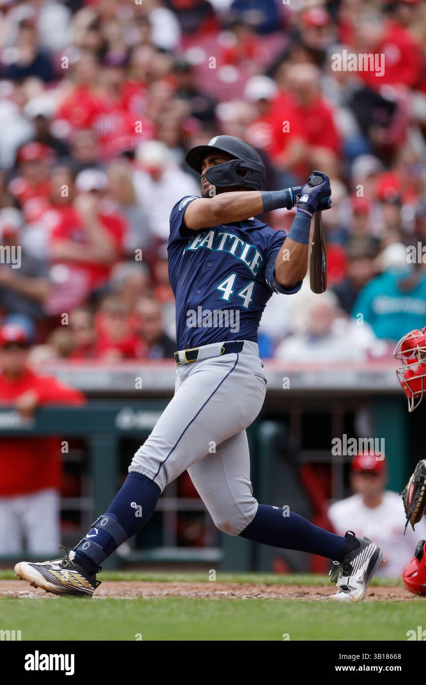 CINCINNATI, OH - APRIL 17: Seattle Mariners outfielder Julio Rodríguez ...