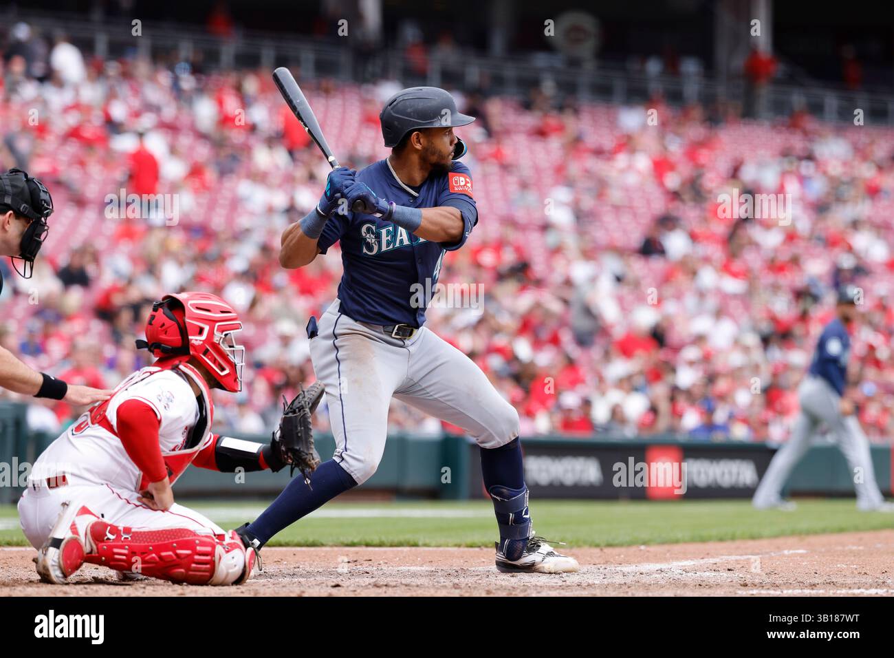CINCINNATI, OH - APRIL 17: Seattle Mariners outfielder Julio Rodríguez ...