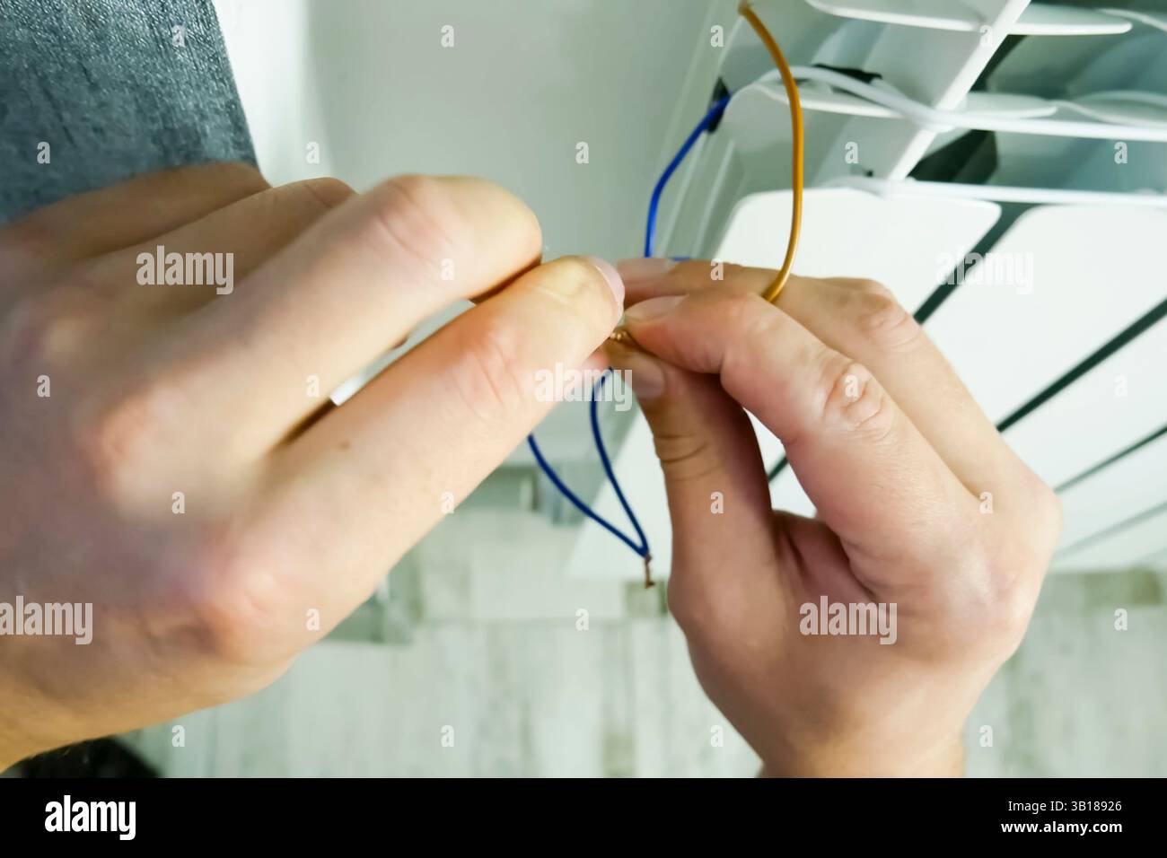 Connecting home wiring fuse hi-res stock photography and images - Alamy
