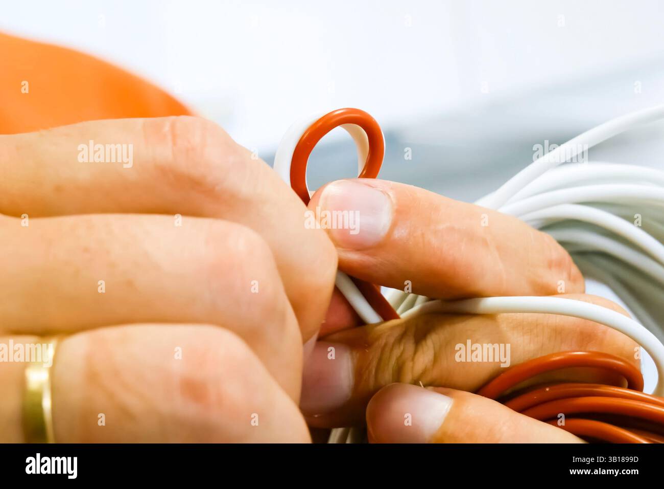 Loop made electric wires hi-res stock photography and images - Alamy