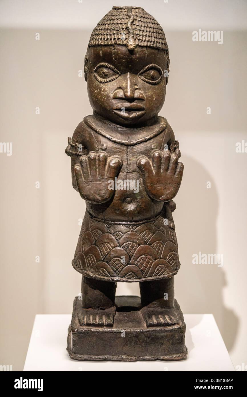 Figure with raised palms, ancient Benin Kingdom, Edo people, Nigeria ...