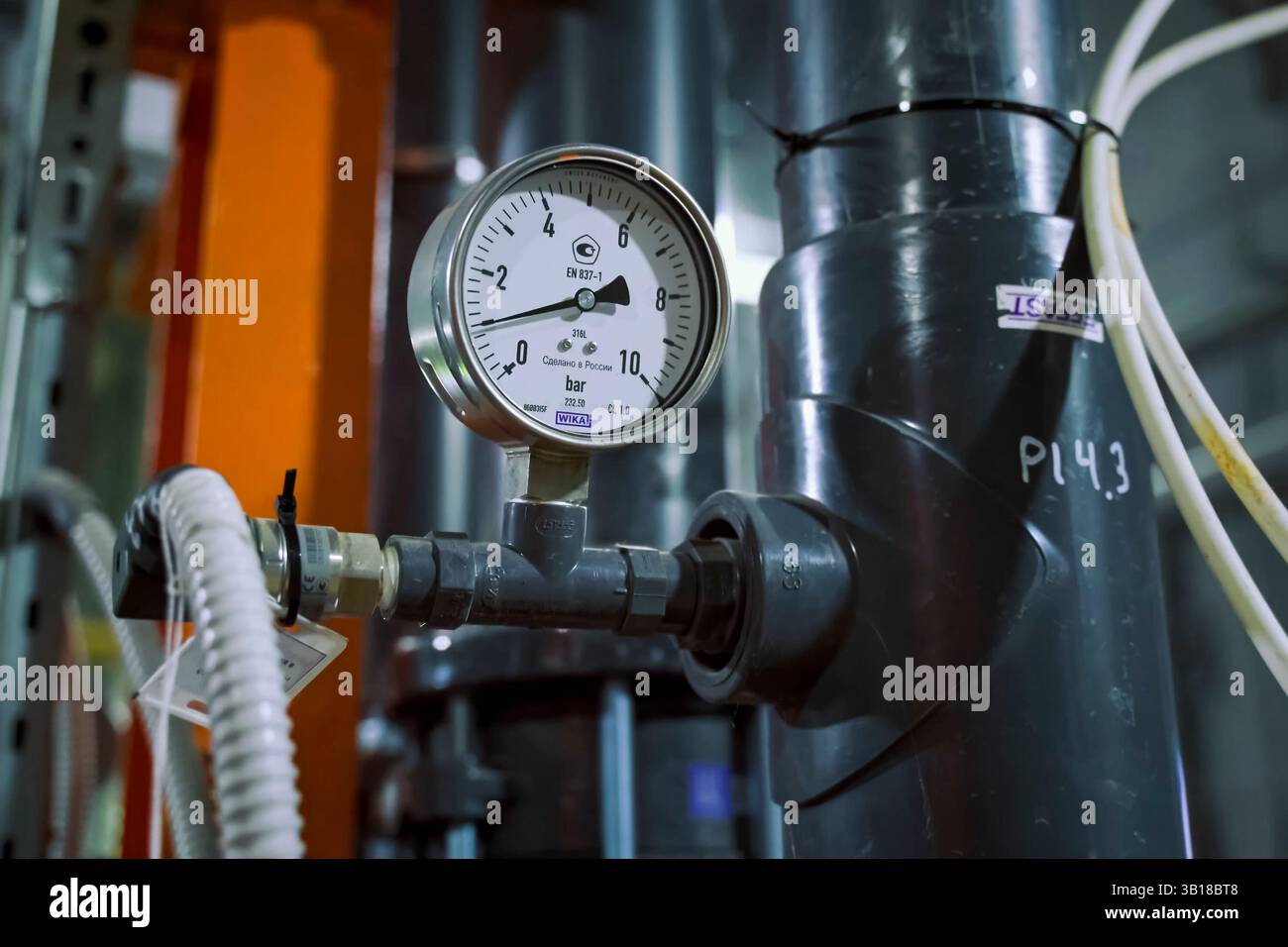 Pressure gauge, instrument for measuring pressure on industrial ...
