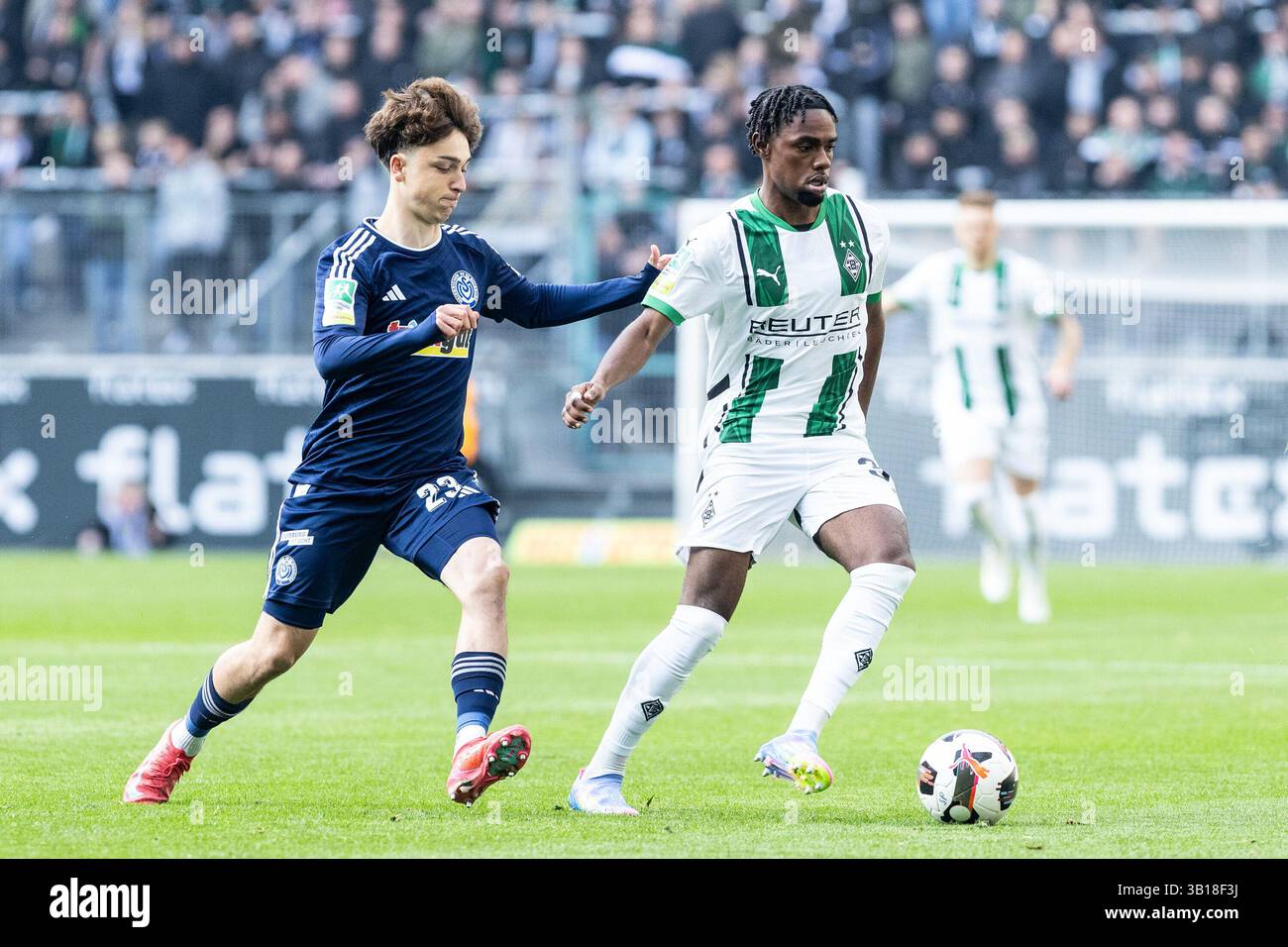 Jan-Simon Symalla (MSV Duisburg, 23), CAharles Herrmann (Borussia M ...