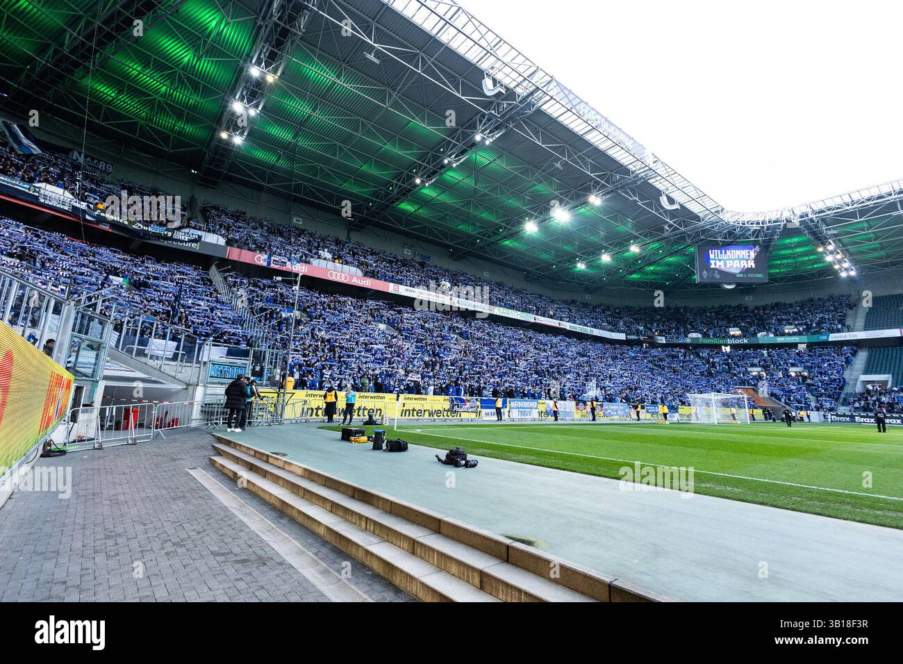 Fans von MSV Duisburg bis zum Spielbeginn. Regionalliga West: Borussia M?nchengladbach II - MSV ...