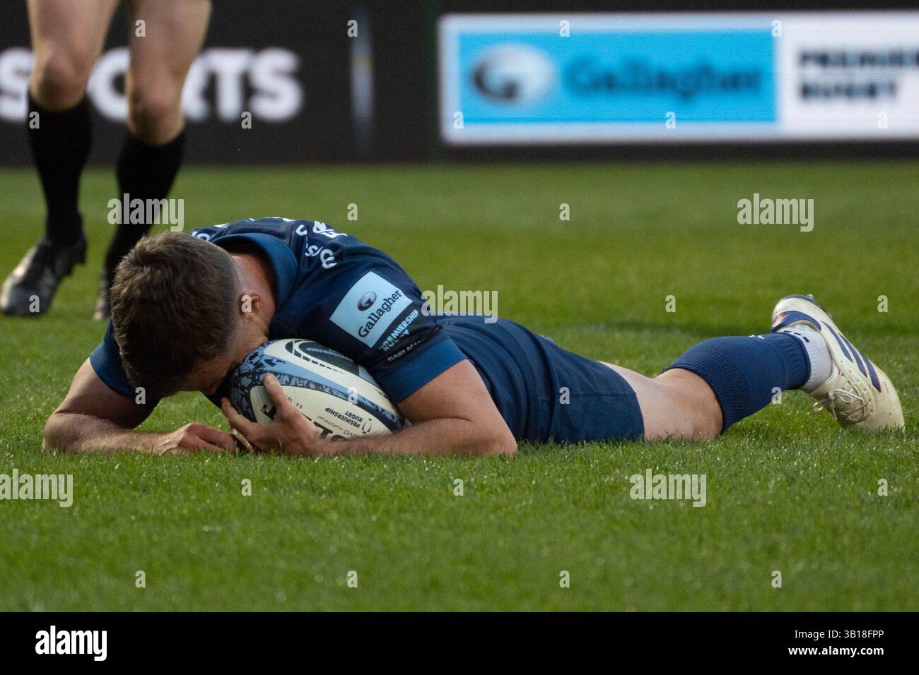 George Ford scores in the Sale Sharks vs Saracens Premiership Match ...
