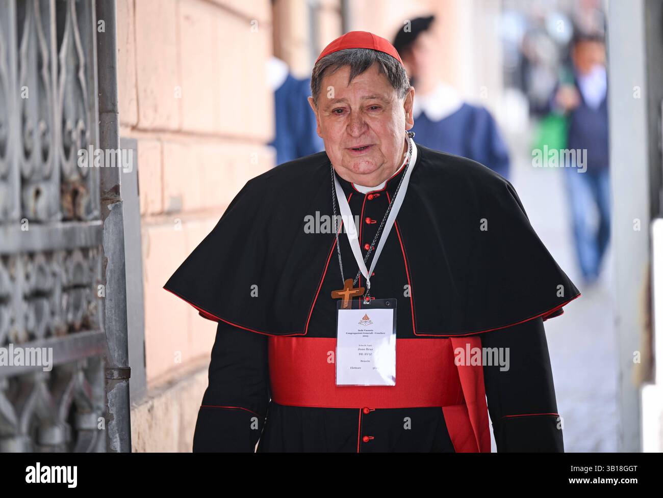 Rom, Vatikan 25.04.2025 Trauer nach dem Tod von Papst Franziskus: Joao ...