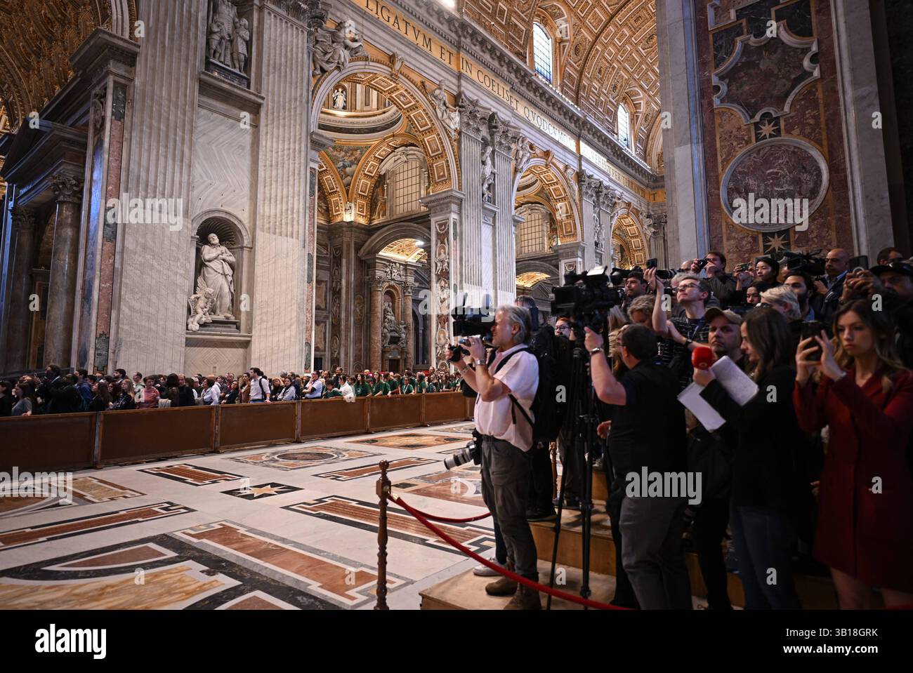 Rom, Vatikan 25.04.2025 Trauer nach dem Tod von Papst Franziskus: Preestribuene im Petersdom ...
