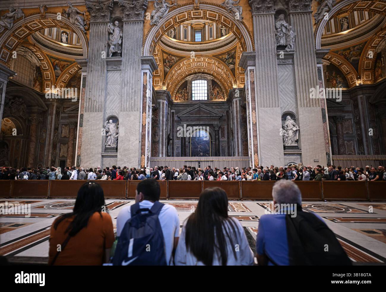 Rom, Vatikan 25.04.2025 Trauer nach dem Tod von Papst Franziskus: Tausende Glaeubige stehen ...