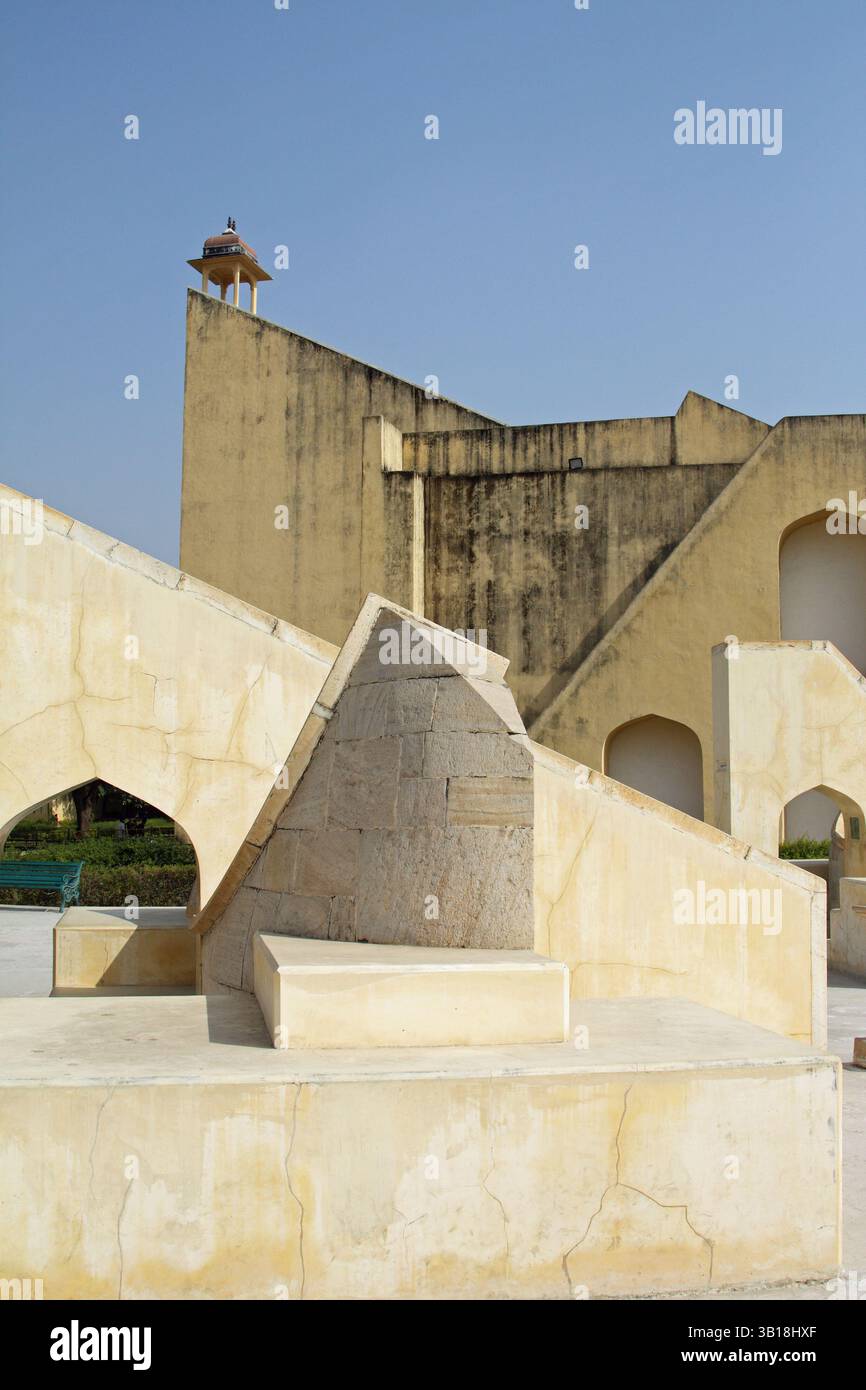 The Rasivalaya Yantras, astronomical instruments to measure position of ...