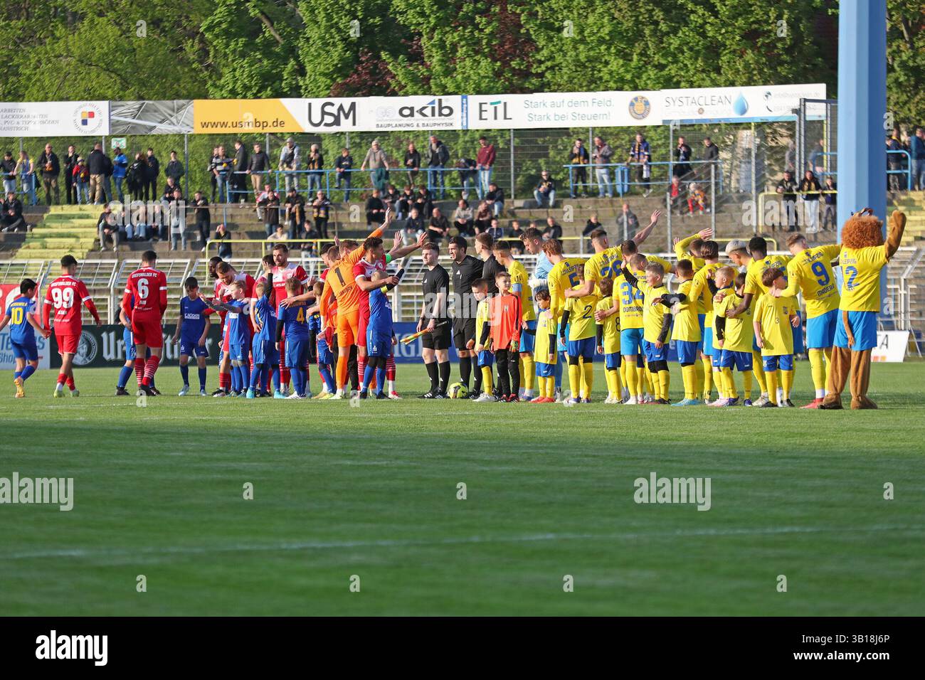 Leipzig, Deutschland. 25th Apr, 2025. Die beiden Mannschaften winken zu den Fans, Begr??ung. Fu ...