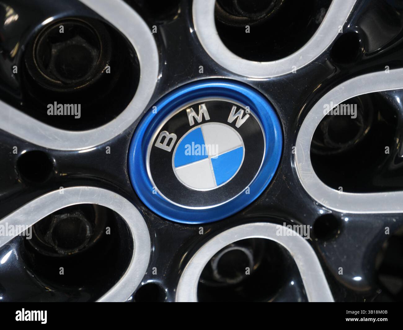 Bmw automotive brand logo hi-res stock photography and images - Alamy
