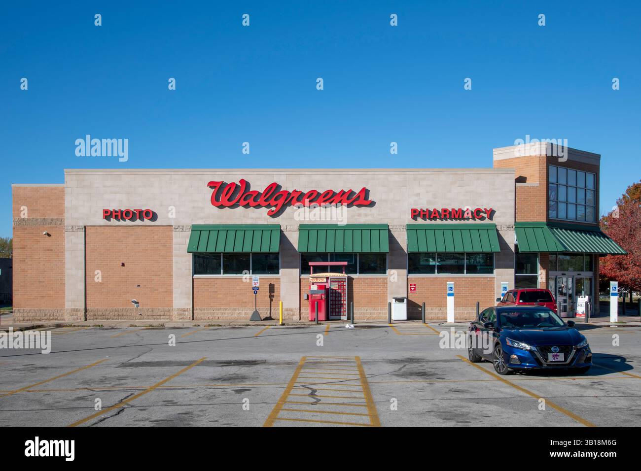 Leavenworth, Kansas. Exterior and logo of a Walgreens pharmacy. It is ...