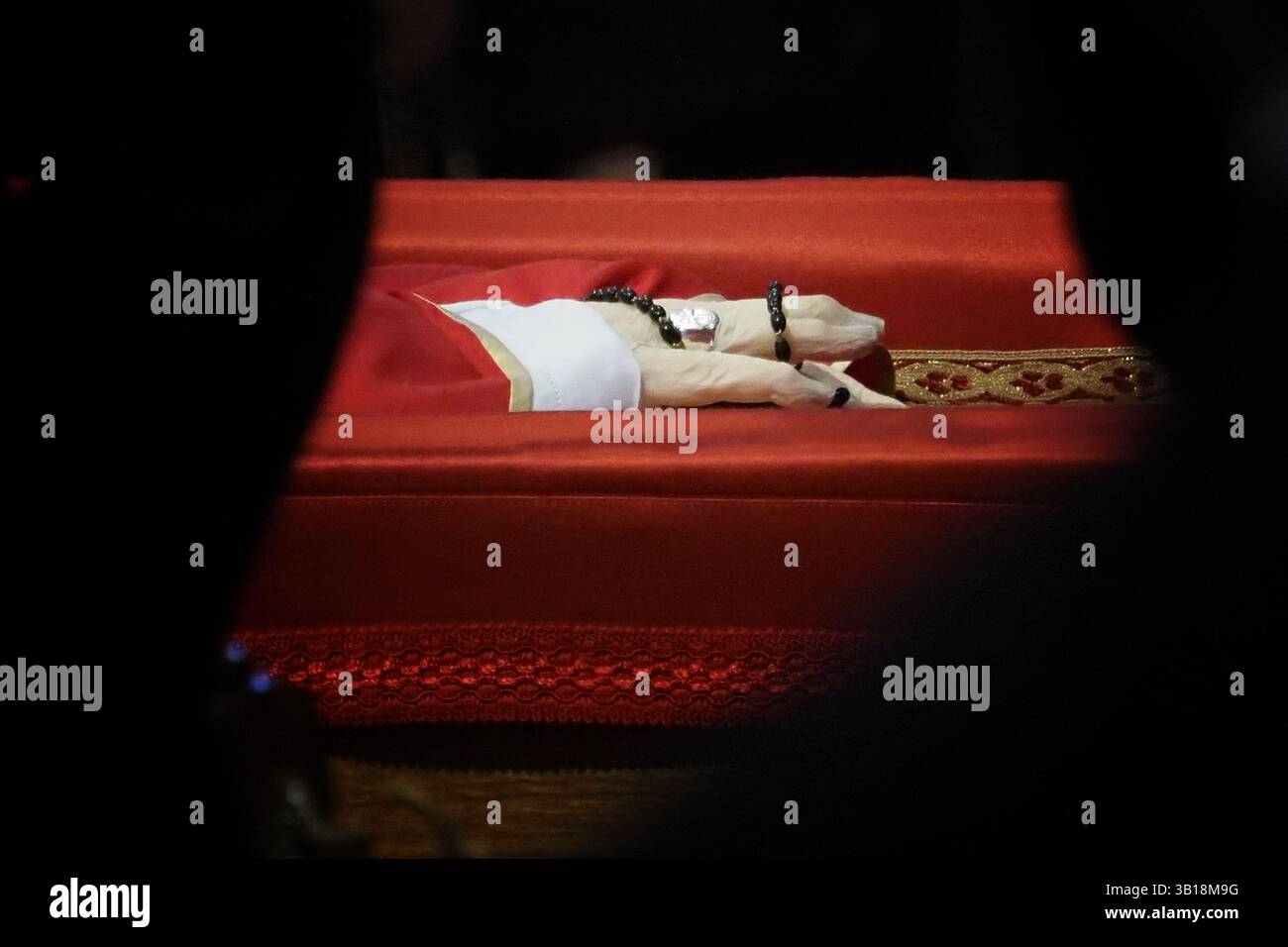 Roma, Italy. 25th Apr, 2025. The body of Pope Francis exposed to the ...