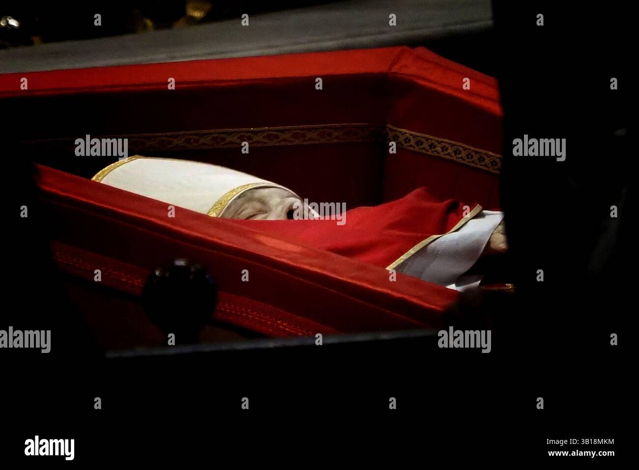 Roma, Italy. 25th Apr, 2025. The body of Pope Francis exposed to the ...