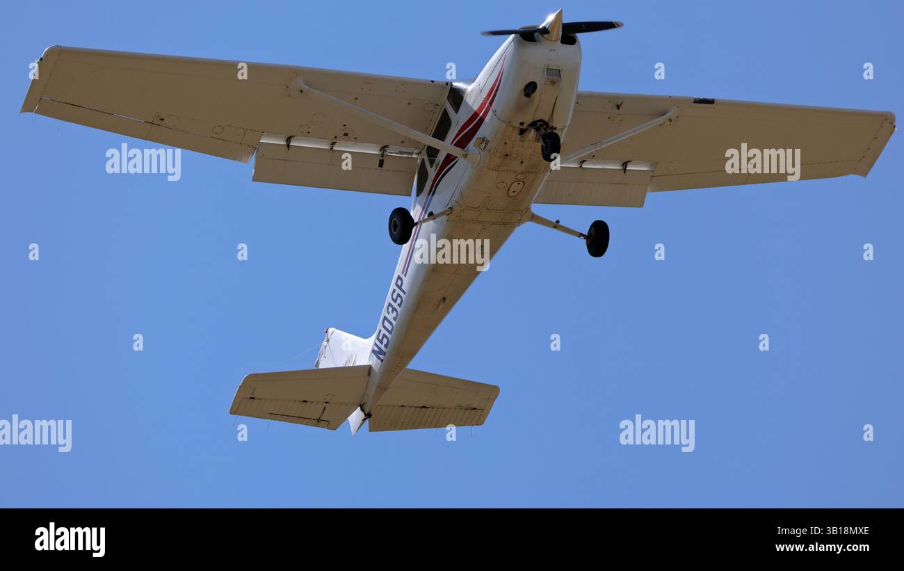 Cessna 172S landing at TF Green Airport Providence Stock Photo - Alamy