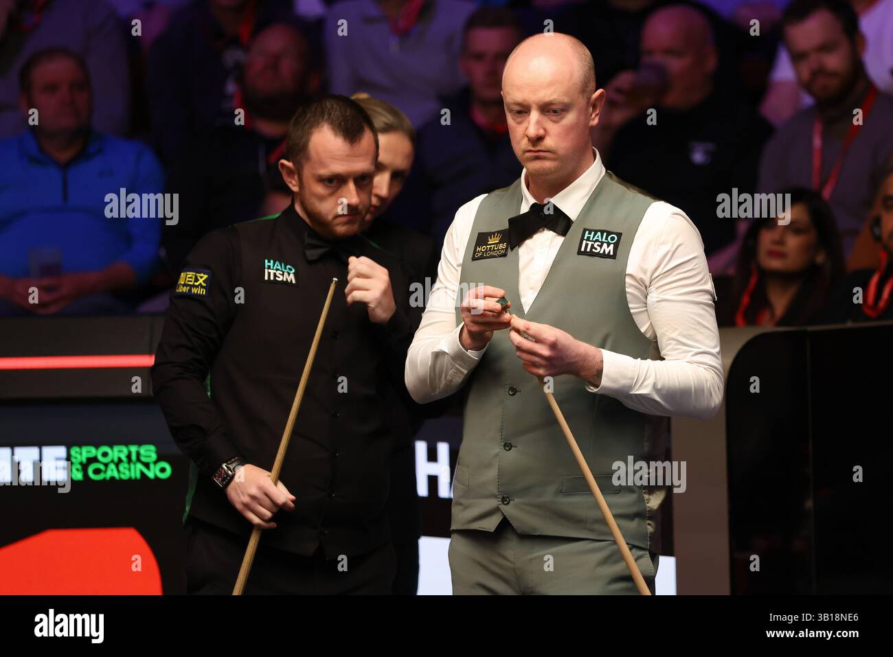 Chris Wakelin and Mark Allen during the 2025 Halo World Snooker ...
