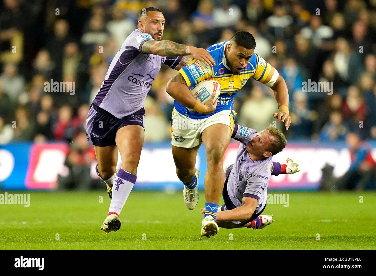 Leeds Rhinos' Sam Lisone (centre) breaks from during the Betfred Super ...