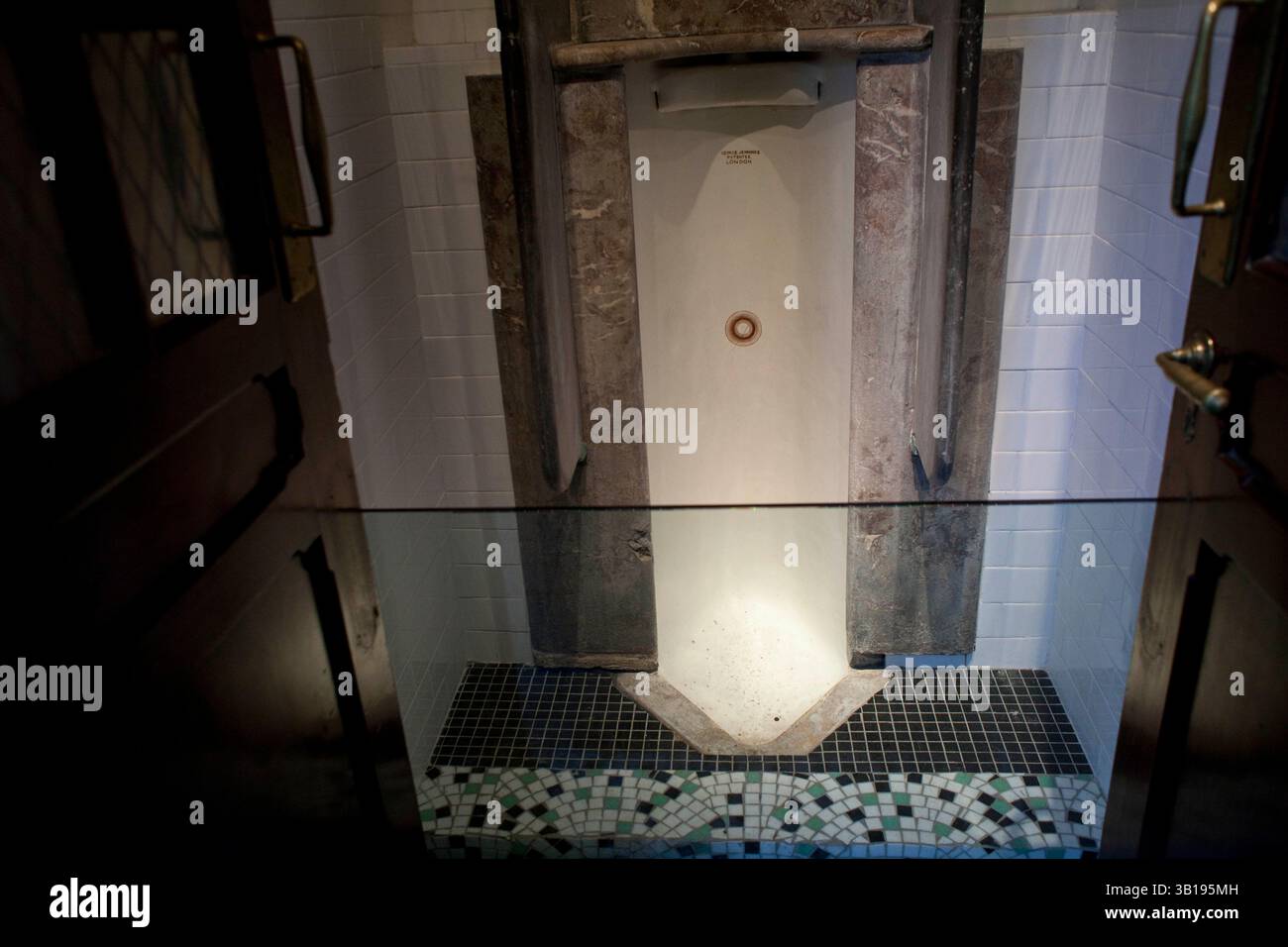 Victorian urinal hi-res stock photography and images - Alamy