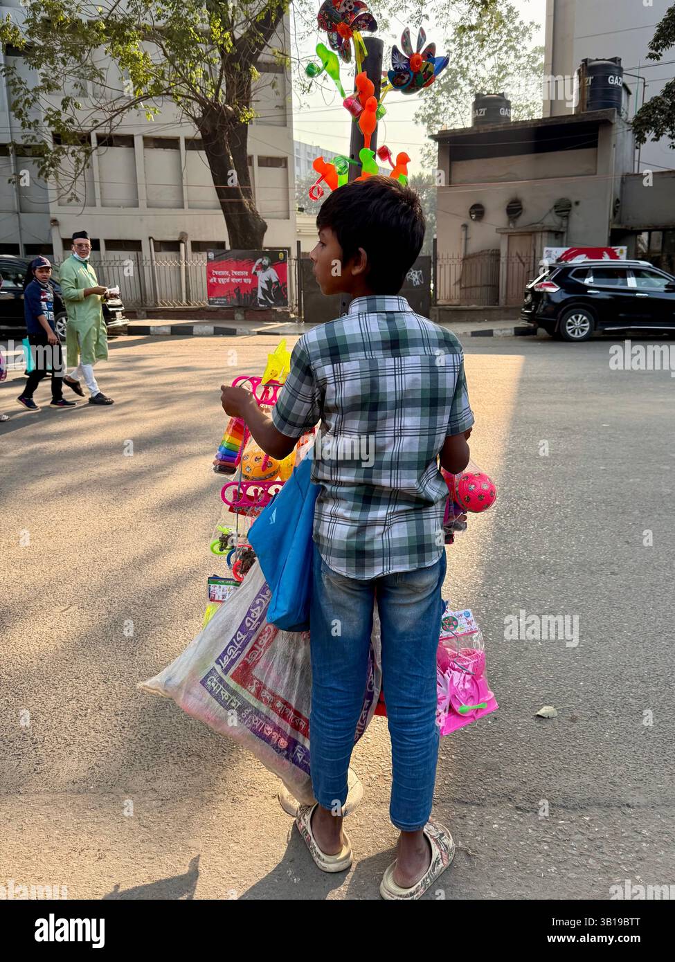 Child selling balloons on the street in Dhaka, Bangladesh Stock Photo ...