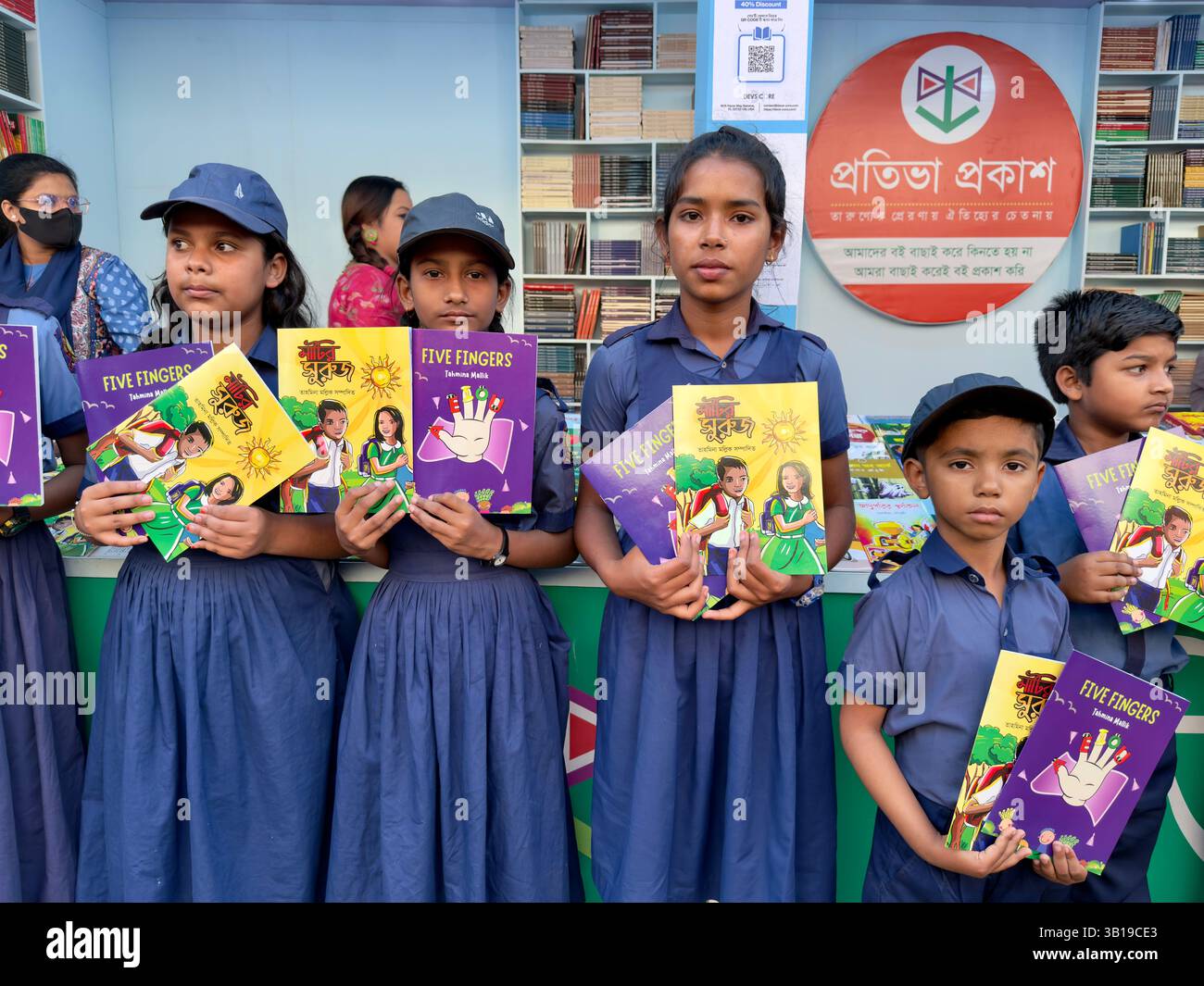 Bangladeshi pupils with books and the Dhaka book-fair in Dhaka, Bangladesh Stock Photo - Alamy