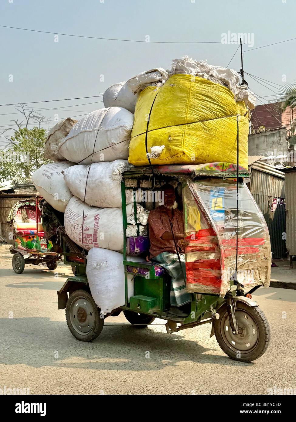 Overloaded Tuk Tuk, Dhaka Bangladesh Stock Photo - Alamy