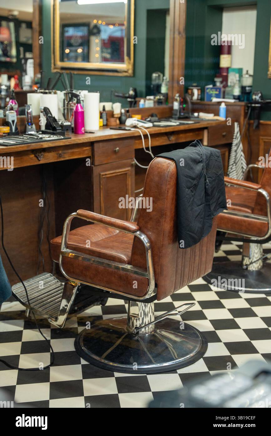 Vintage barbershop england hi-res stock photography and images - Alamy
