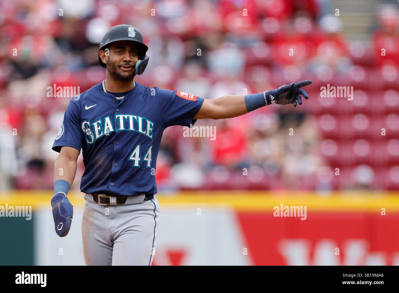 CINCINNATI, OH - APRIL 17: Seattle Mariners outfielder Julio Rodríguez ...