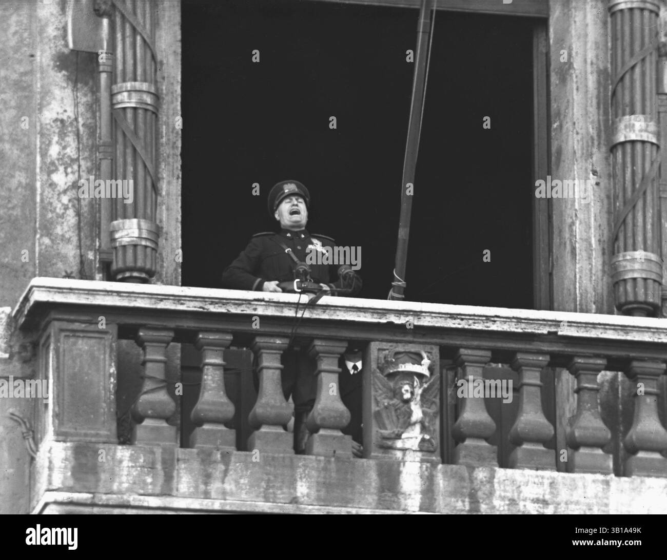 Benito mussolini balcony palazzo venezia rome hi-res stock photography ...