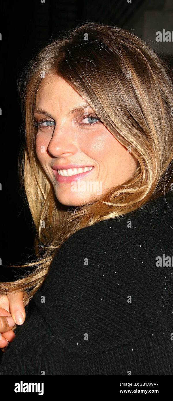 Victoria's secret fashion show 2005 angela hi-res stock photography and ...