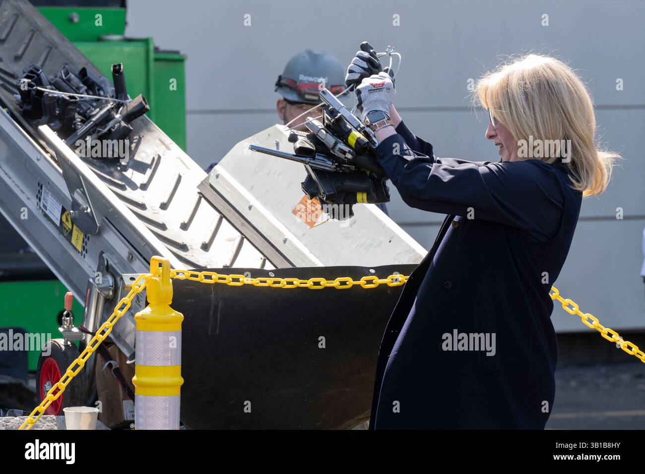 Westbury, USA. 24th Apr, 2025. Police Commissioner Jessica Tisch helps ...