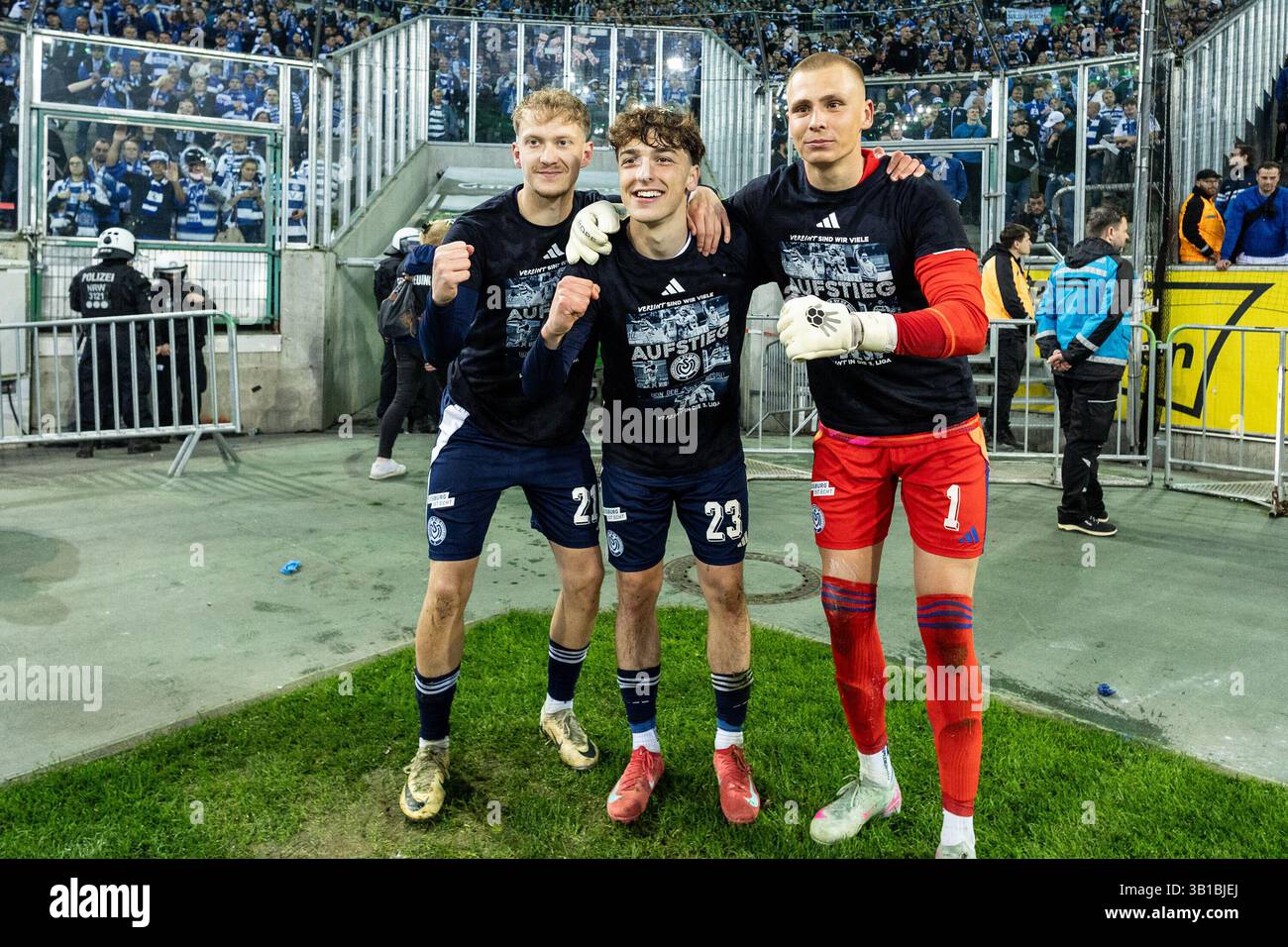 Jannik Zahmel (MSV Duisburg, 21), Jan-Simon Symalla (MSV Duisburg, 23 ...