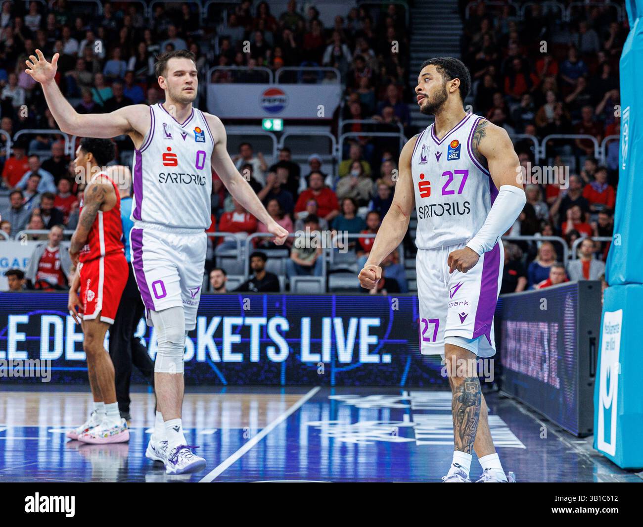 Jimmy Boeheim (BG Goettingen, #00), Marcus Shaver Jr. (BG Goettingen ...