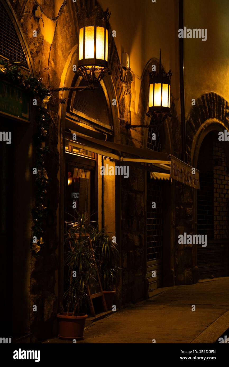 Nighttime urban street scene hi-res stock photography and images - Alamy