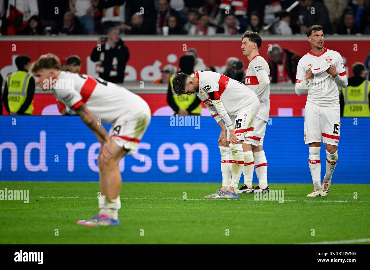 nach Spielende: Enttaeuschung enttaeuscht Finn Jeltsch VfB Stuttgart (29) Atakan Karazor VfB ...