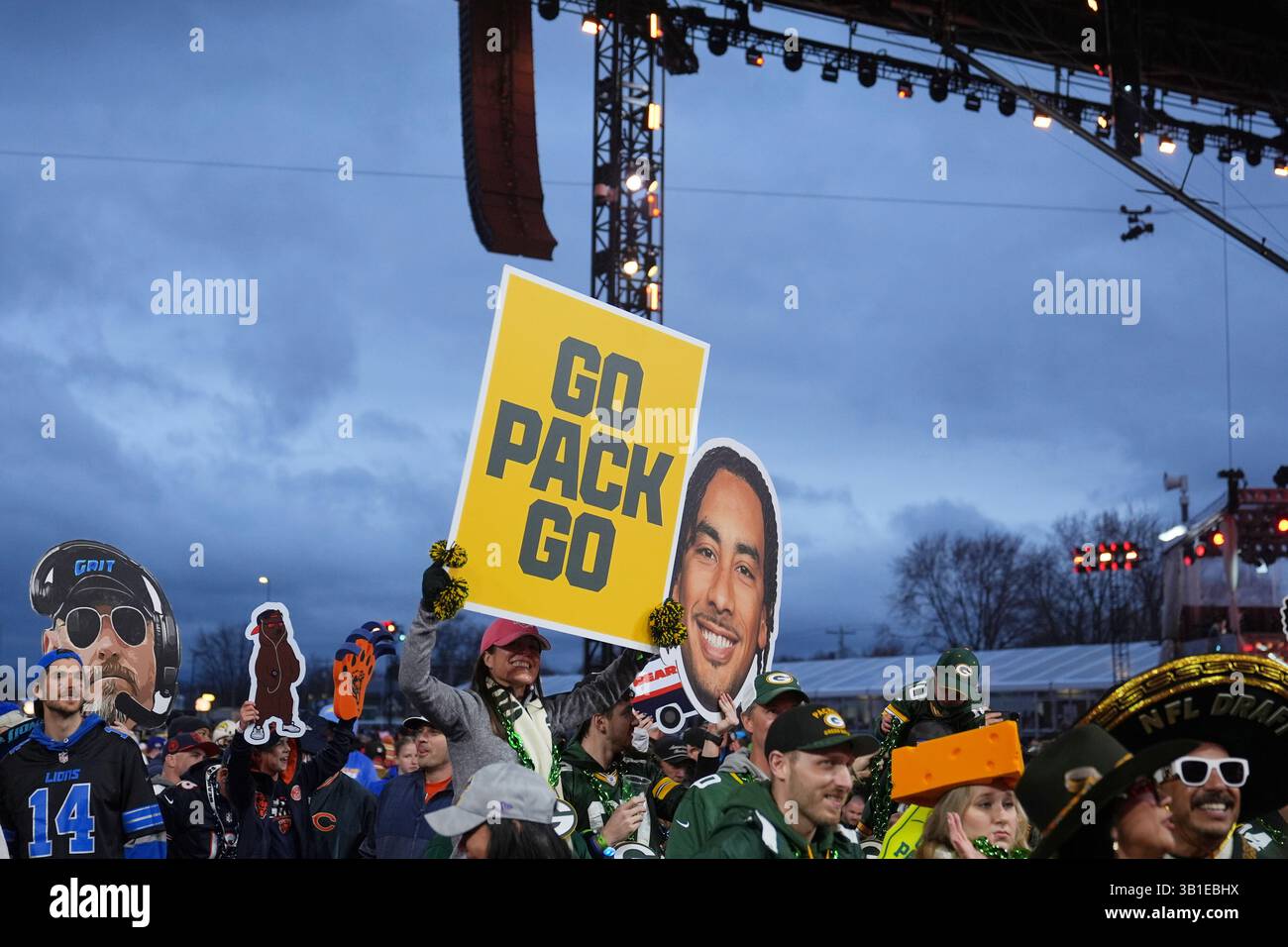 Green Bay Packers fans cheer during the second round of the NFL ...