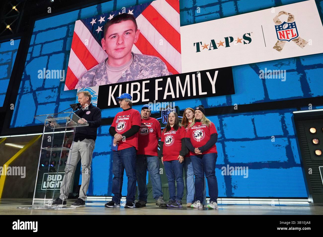 NFL Commissioner Roger Goodell, left, introduces family members of ...