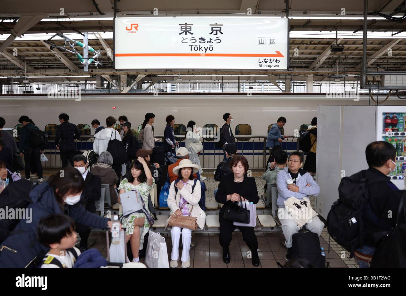 Many passengers pile into a Bullet Train known as Shinkansen, at Tokyo ...