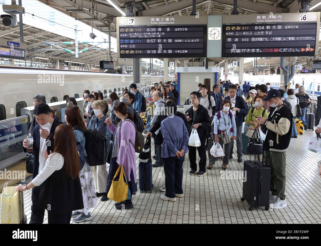 Many passengers pile into a Bullet Train known as Shinkansen, at Tokyo ...