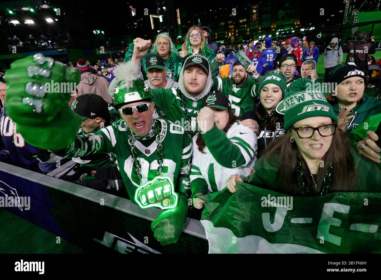 New York Jets fans cheer during the third round of the NFL football ...