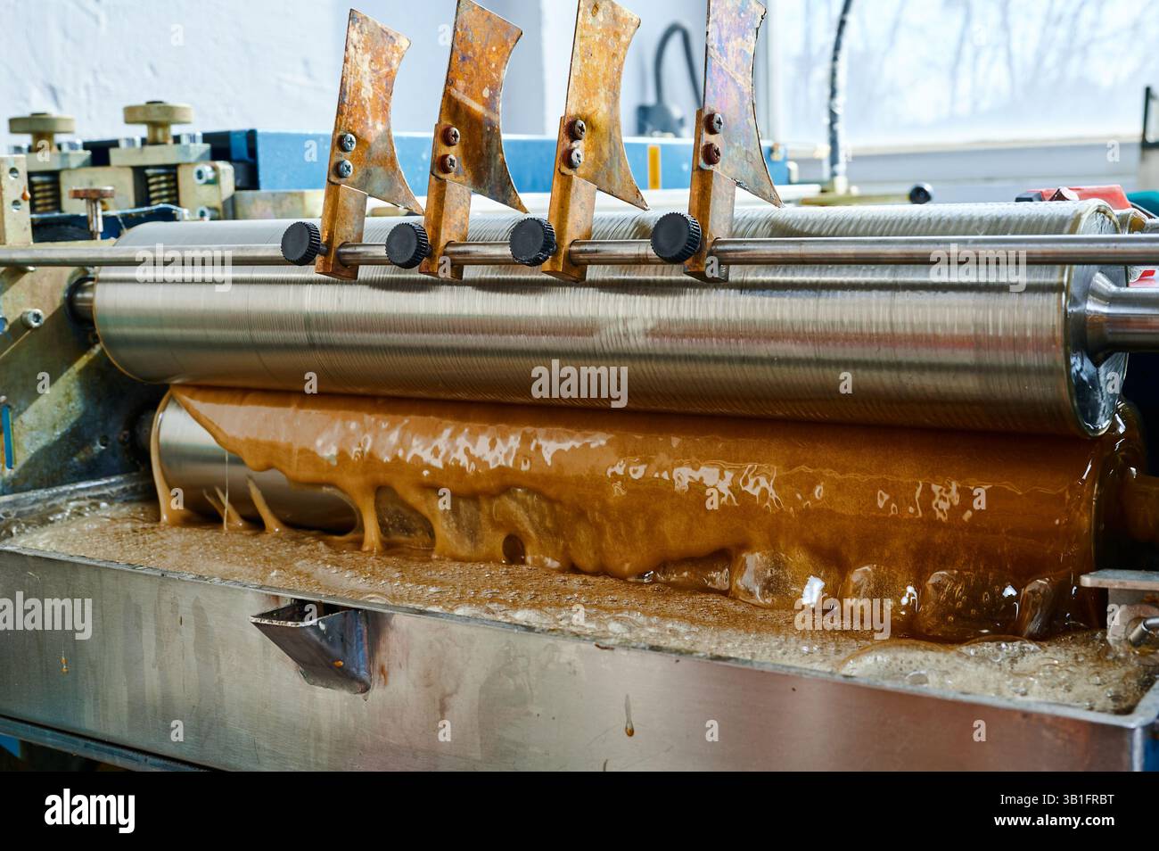 Efficient hot glue application process with specialized glue-spreading ...