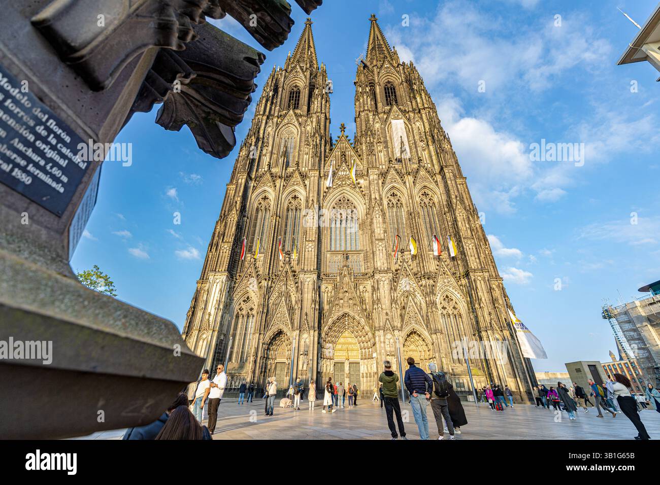 Kölner Dom in Köln 25.04.2025 Blick von dem 1:1 Modell der Kreuzblume ...