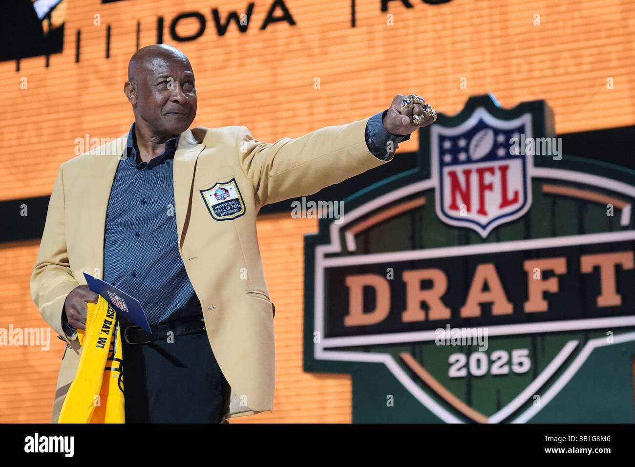 Former NFL player Lynn Swann announces a pick by the Pittsburgh ...
