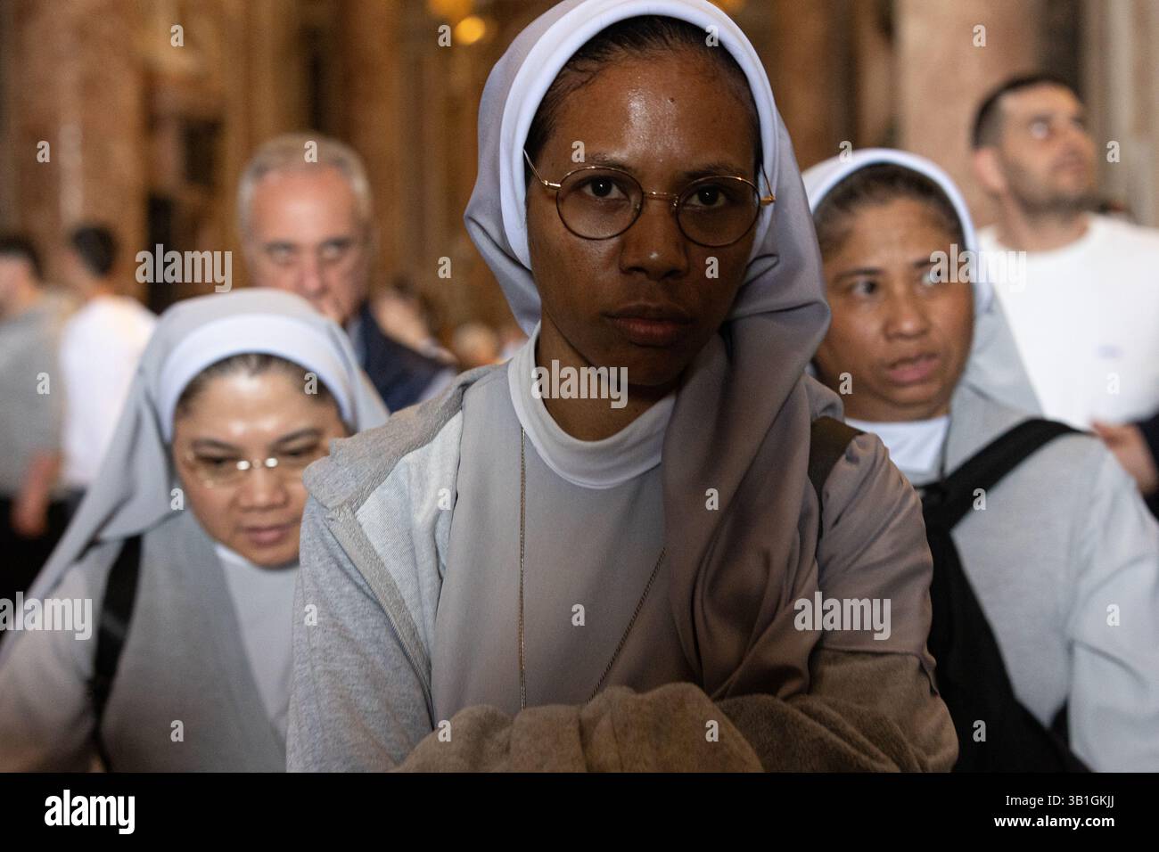 Vatican City, Vatican. 25th Apr, 2025. A Catholic nun stands in silent ...