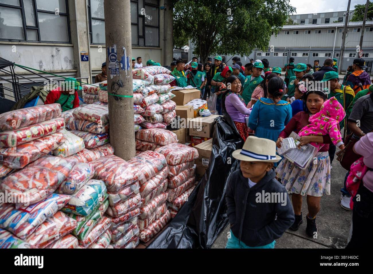 Emberas are receiving food On the night of November 25th, more than ...