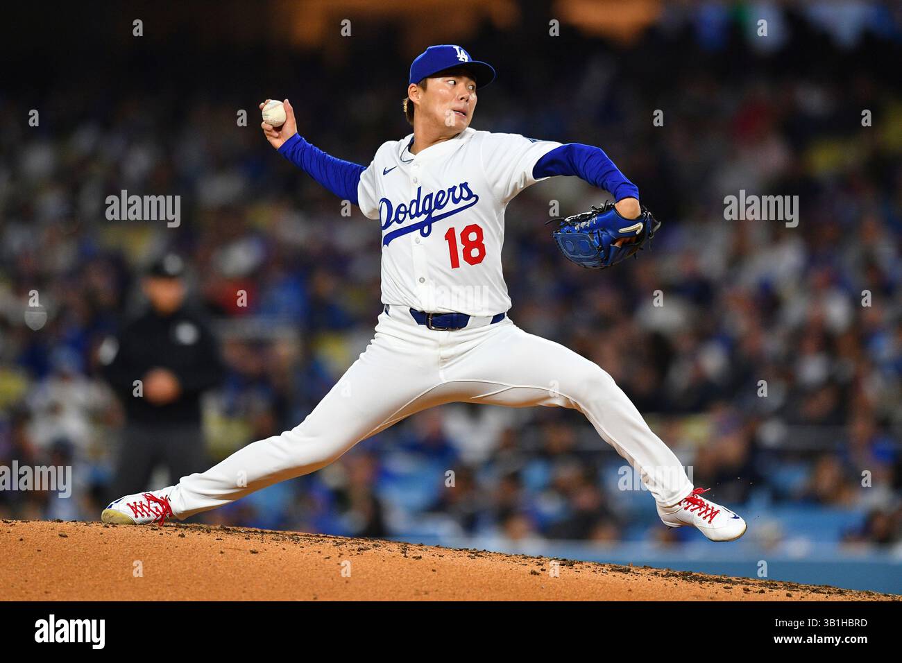 LOS ANGELES, CA - APRIL 25: Los Angeles Dodgers pitcher Yoshinobu ...