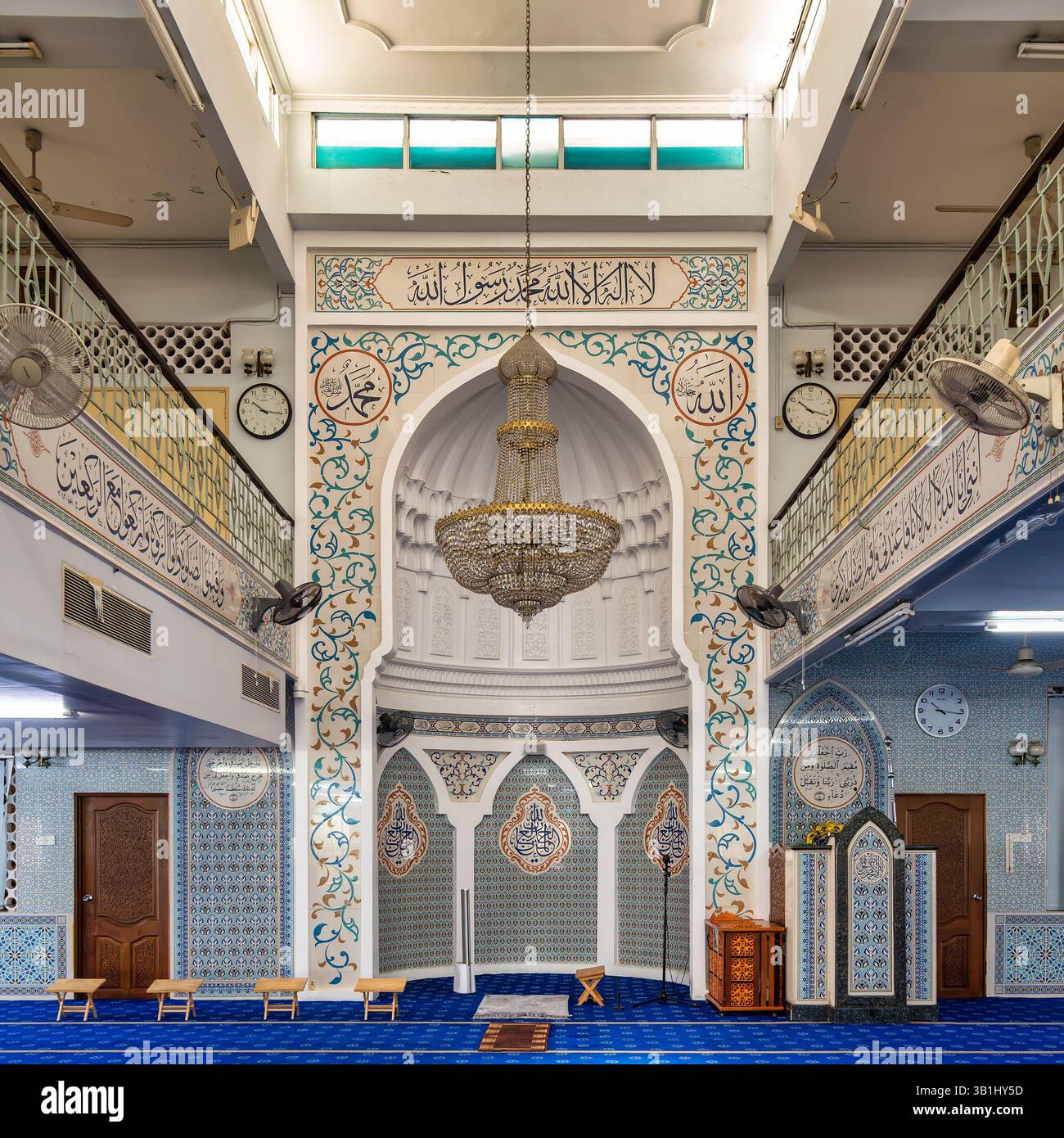 The stunning architecture and vibrant decorations inside India Mosque ...