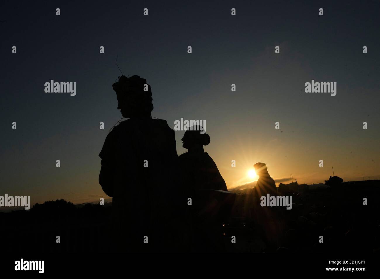 The sun begins to rise over St. Peter's Square ahead of the funeral of ...