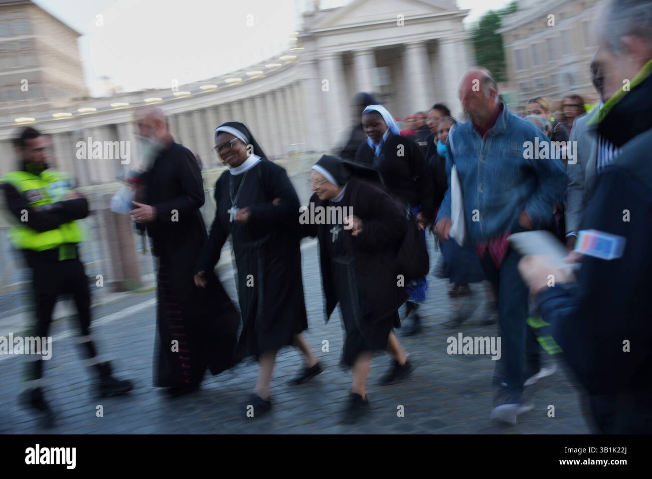 Nuns arrive for the funeral of Pope Francis in St. Peter's Square at ...