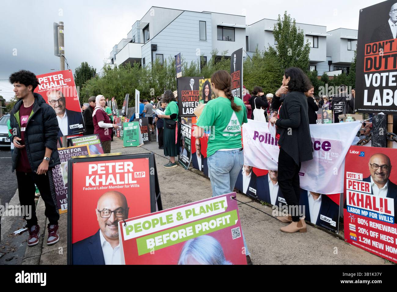 Suburban voting booth hi-res stock photography and images - Alamy