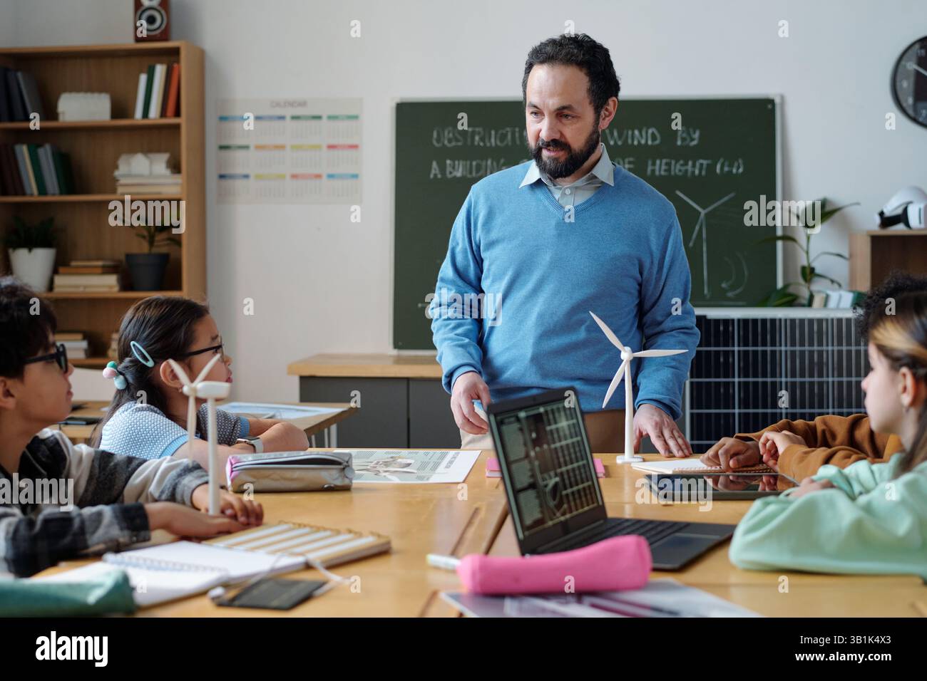 Indoor classroom setting hi-res stock photography and images - Alamy